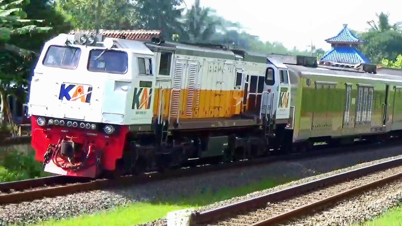 Kereta api panjang di palang pintu perlintasan - YouTube