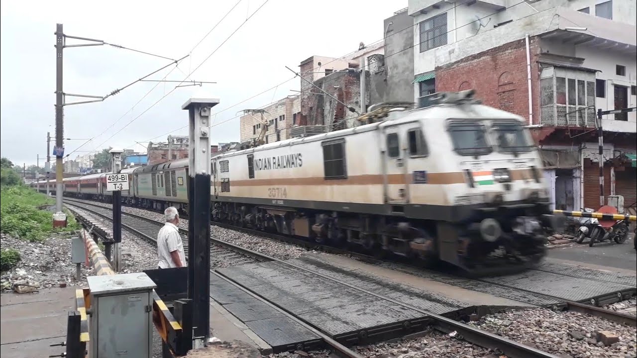 Loud Honking Superfast Trains at a Level Crossing Ft. Shatabdi ...