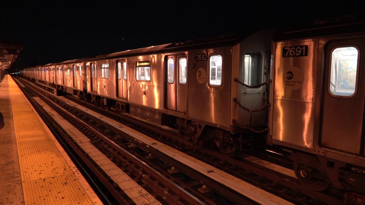 ⁴ᴷ R142A with LCD Screens at 233rd Street - YouTube