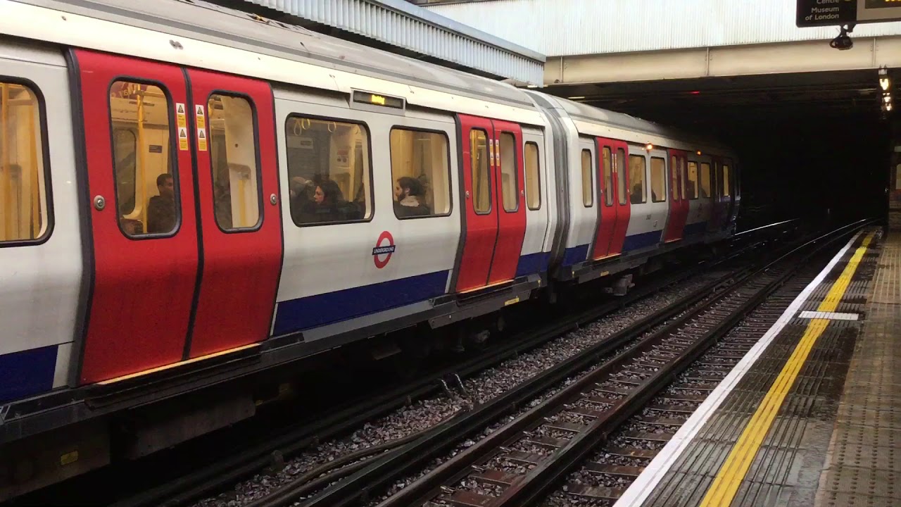 Hammersmith & City line arrives at Barbican - YouTube