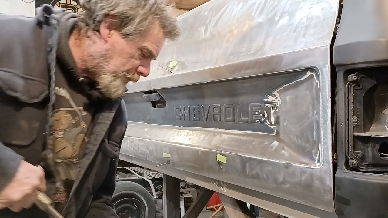 THE 4X4 CHEVY SQUARE BODY BOX GETS RUST REPAIR AT REAR PANEL & HINGE ...