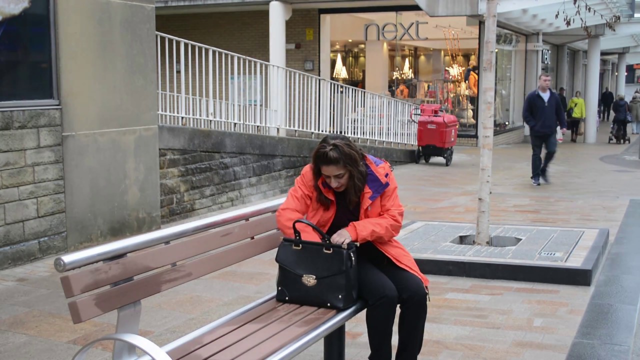 'Tis the season of purse snatchers - YouTube