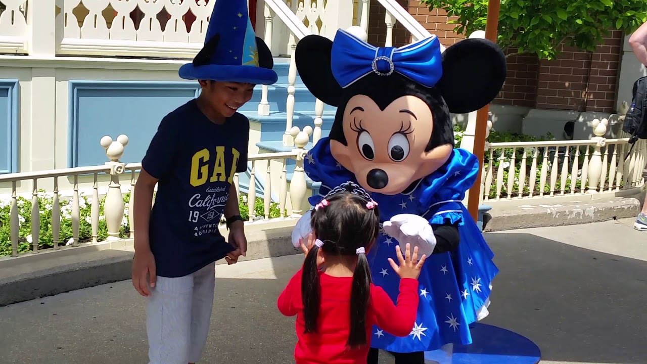 Meeting Minnie Mouse at Disneyland Paris - YouTube