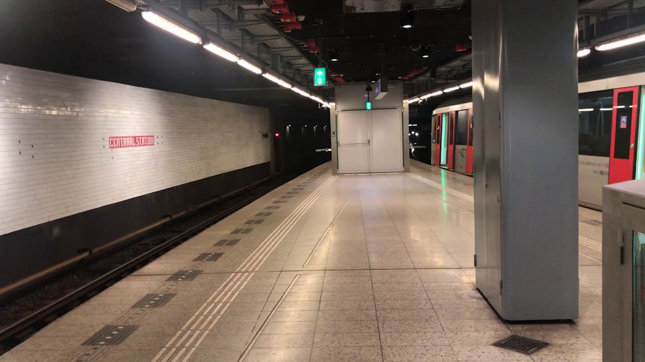 Aankomst M4 Metro 51 in Centraal Station - YouTube