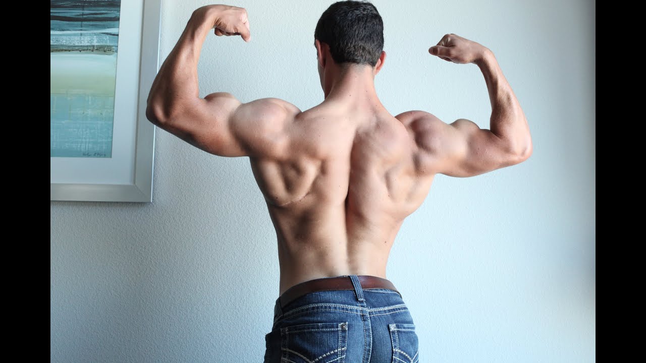 HANDSOME MALE MODEL FLEXES MUSCLES - YouTube