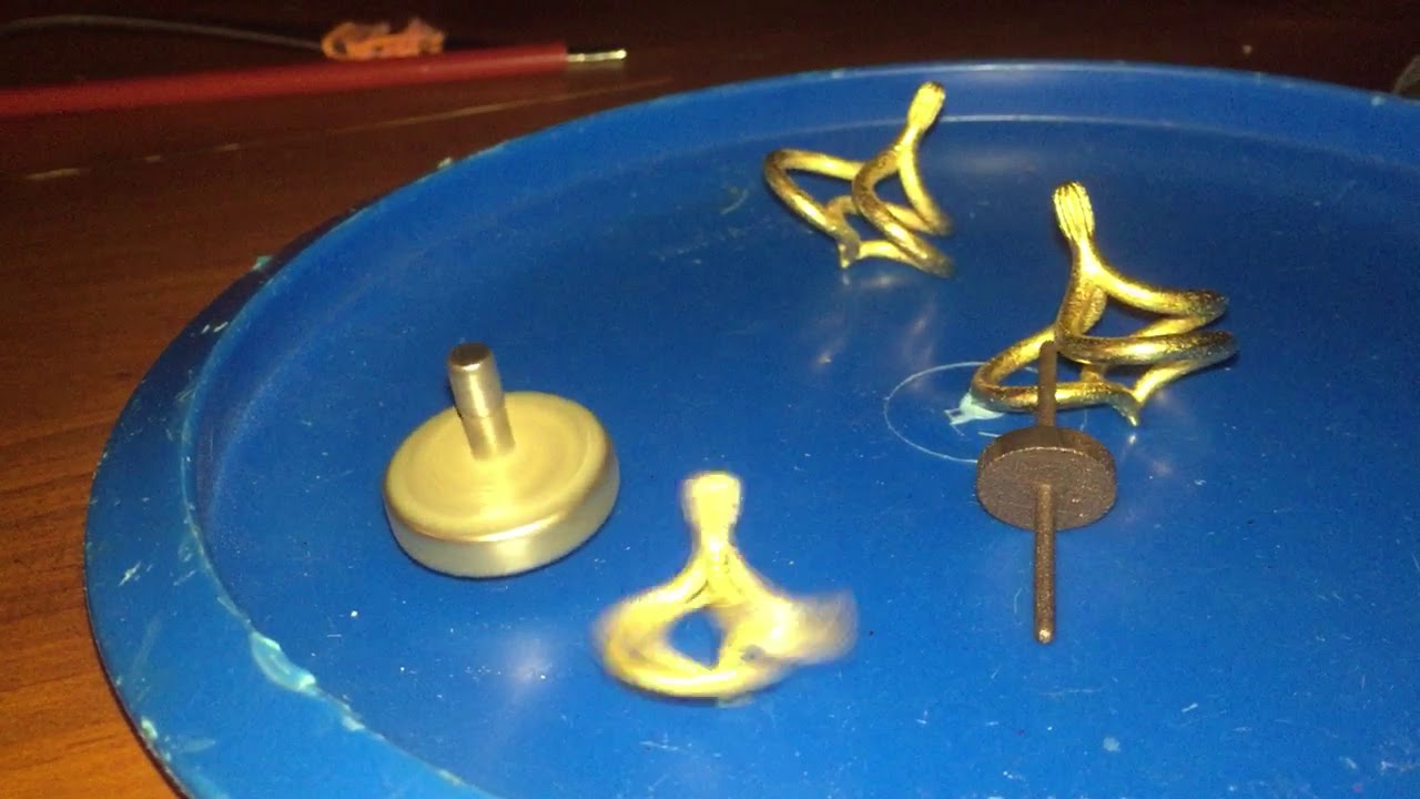 Video Zap • GOLD (☺︎) Tops spun on disc golf blues - YouTube
