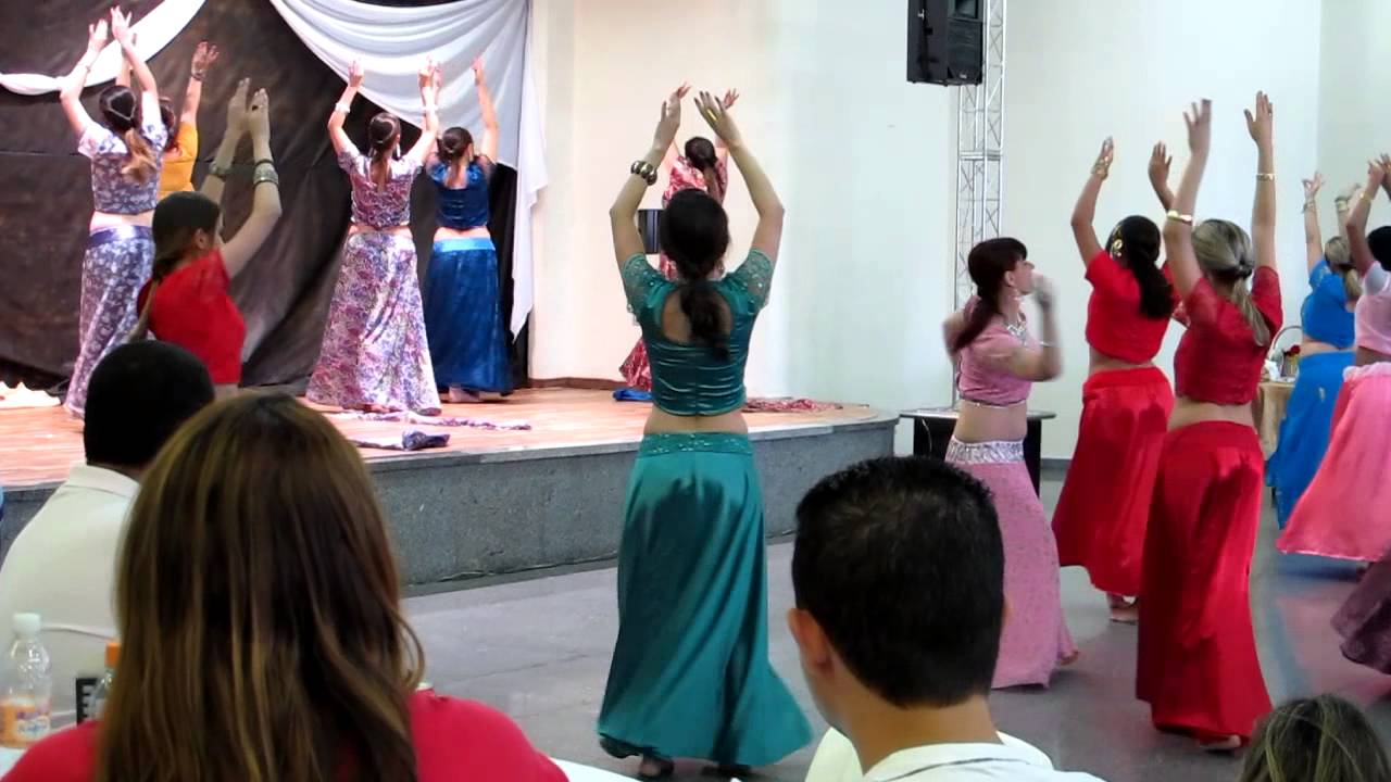 Dança Indiana - XII Festa Mágica - Studio Saritha Beritte - YouTube