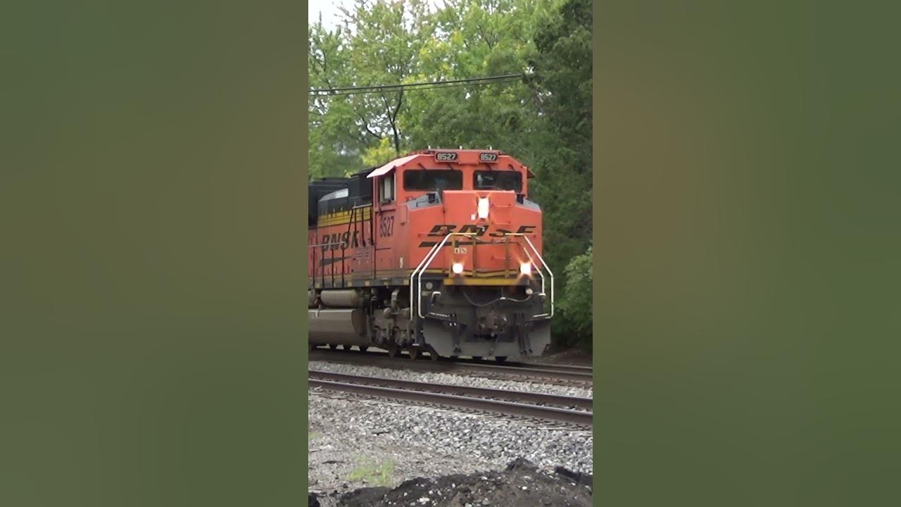 BNSF SD70ACe w/GREAT K5LLA & engineer wave #shorts - YouTube