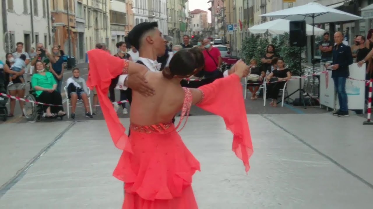 Beautiful dance on Italian street. - YouTube
