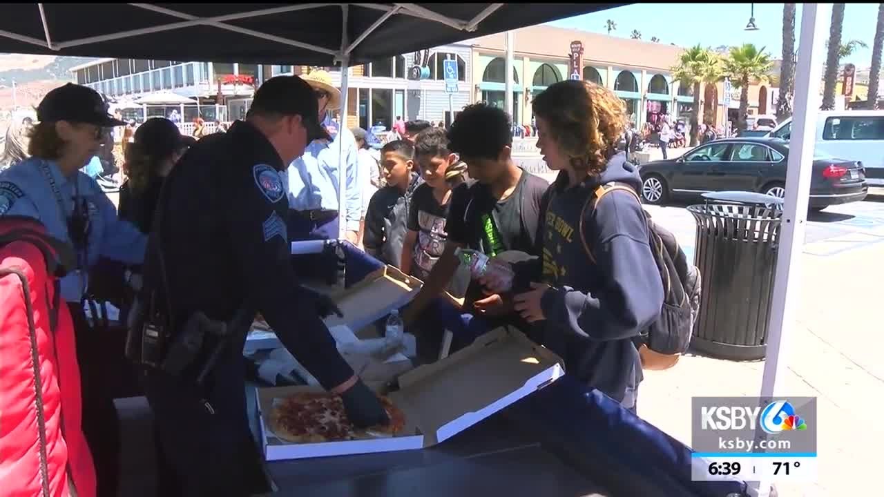 Kids eat 'Pizza on the Pier' with police officers - YouTube