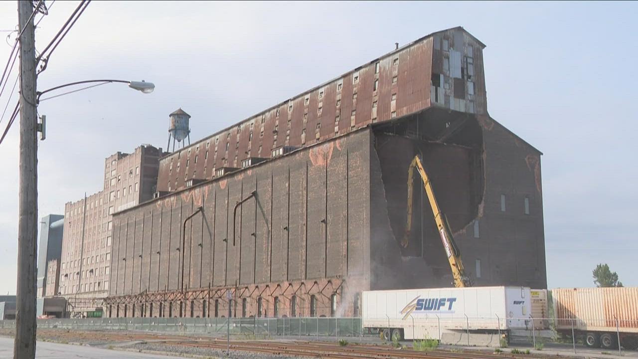 Demolition begins on Great Northern Grain Elevator in Buffalo - YouTube