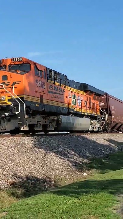 BNSF 25th anniversary unit at Rio on the Barstow Sub - YouTube