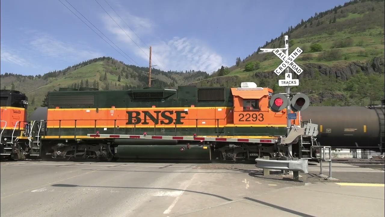 BNSF 5947 and BNSF 2293: Maple St RR Crossing, Bingen, WA - YouTube