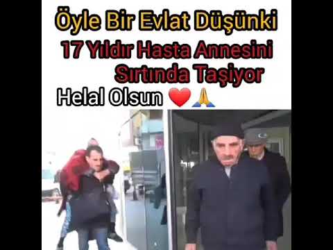 Annesini sirtinda tasiyan adam