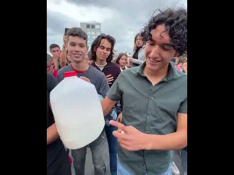 HotSpanish millonario regala dinero por reto del galón de leche #viral