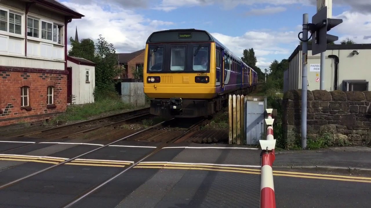 Parbold Station Level Crossing (Lancs) Thursday 17.08.2017 - YouTube