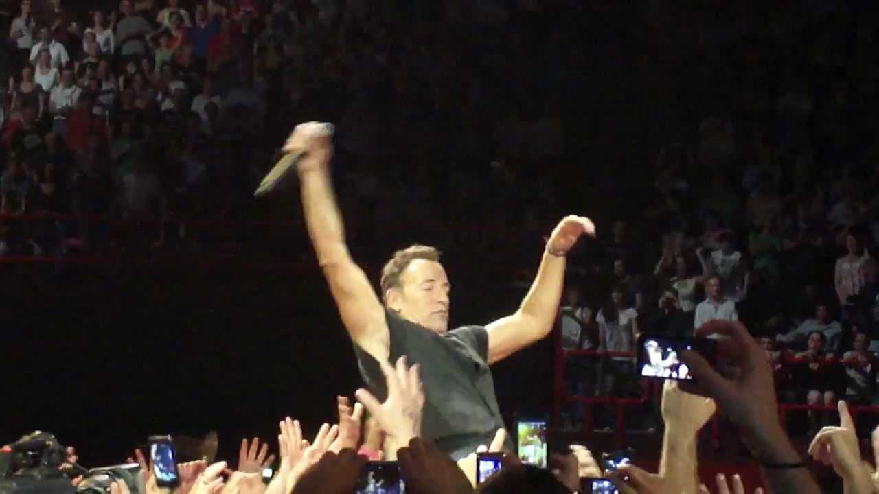 BRUCE SPRINGSTEEN CROWD SURFING IN PARIS 05.07.2012 - YouTube