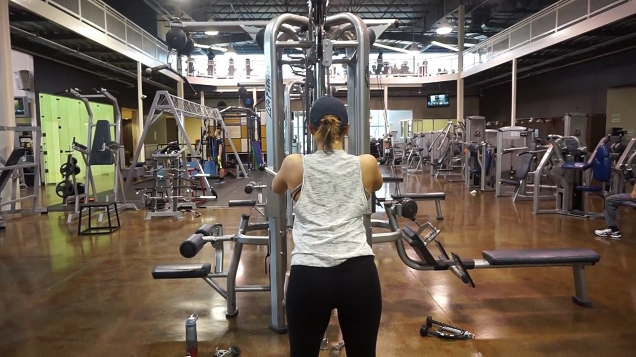 How To Properly Lat Pull Down | Focusing on Contracting The Scapula - YouTube