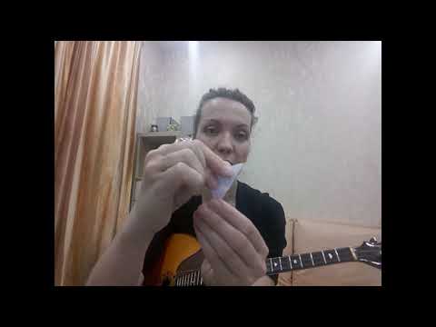 Как сделать медиатор из бумаги.