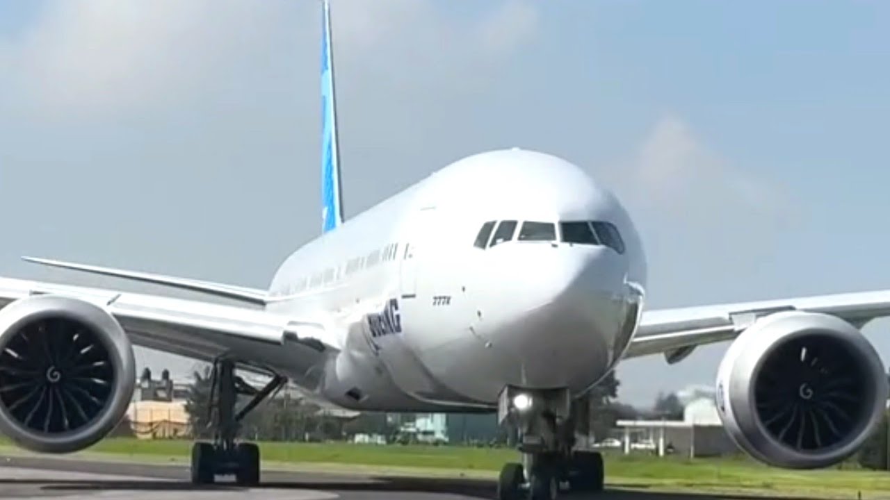 Close up Boeing 777-900er take off - YouTube