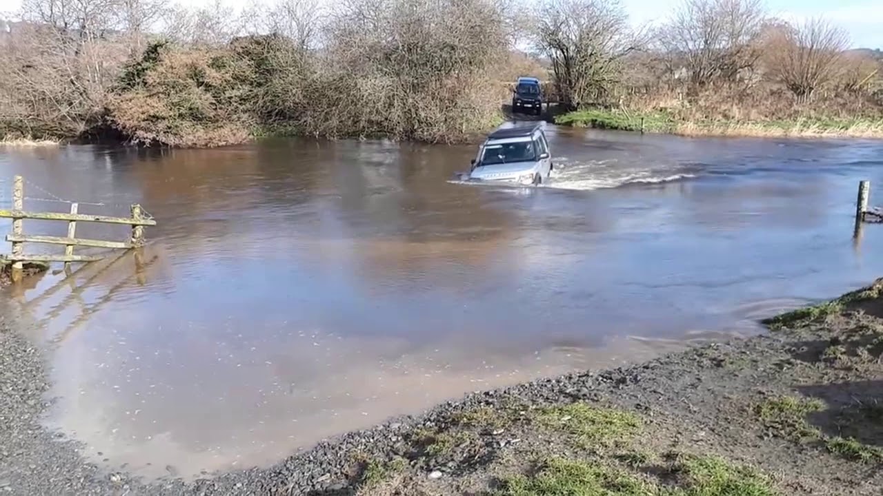 Land Rover Discovery 3 River Crossing - YouTube