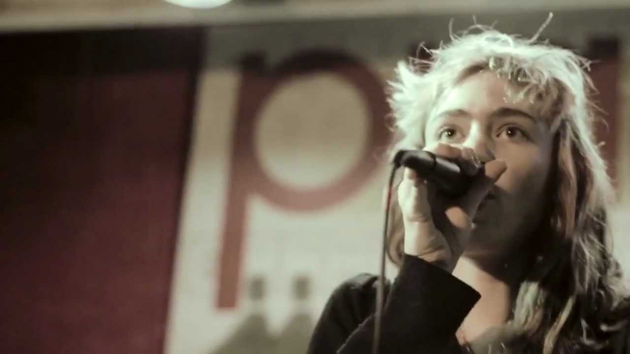 Grimes - Vanessa by Ian Perlman at Pianos, CMJ 2011 - YouTube