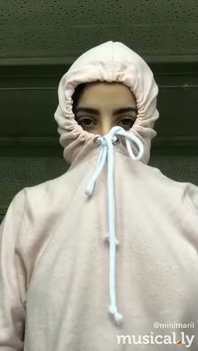 Девочка в капюшоне танцует танец червяка УГАР Youtube