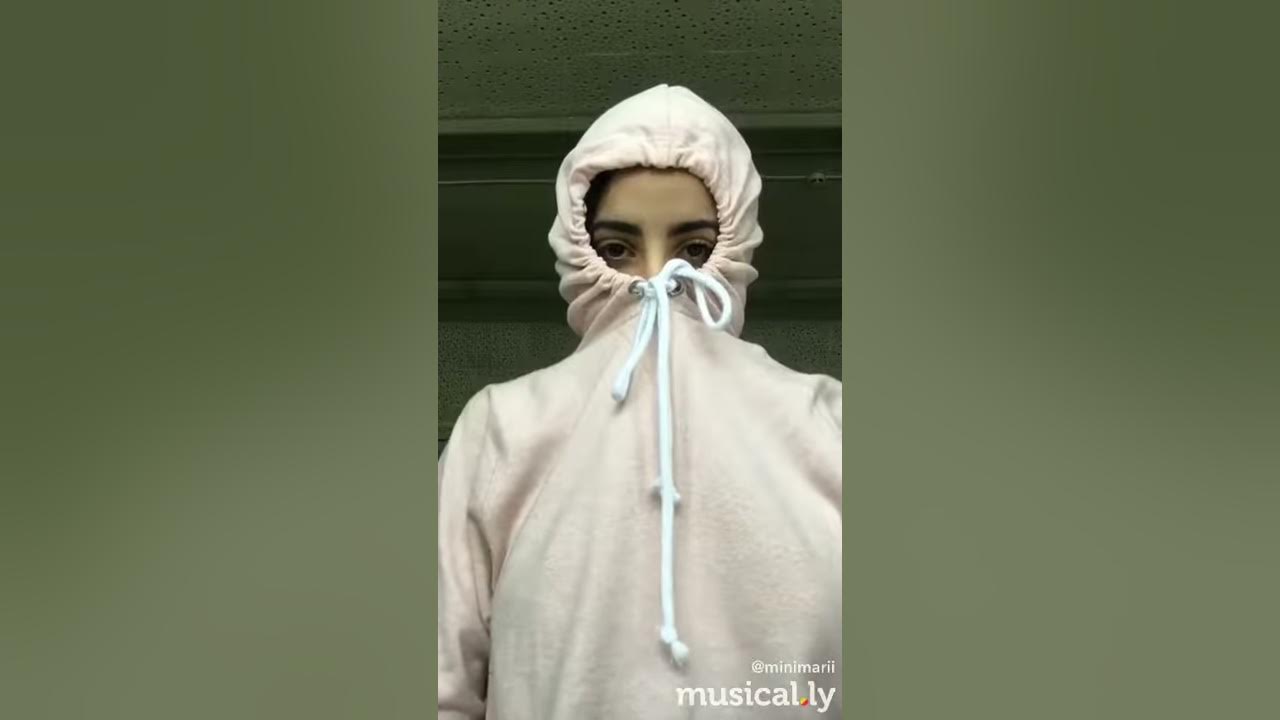 Девочка в капюшоне танцует танец червяка УГАР Youtube
