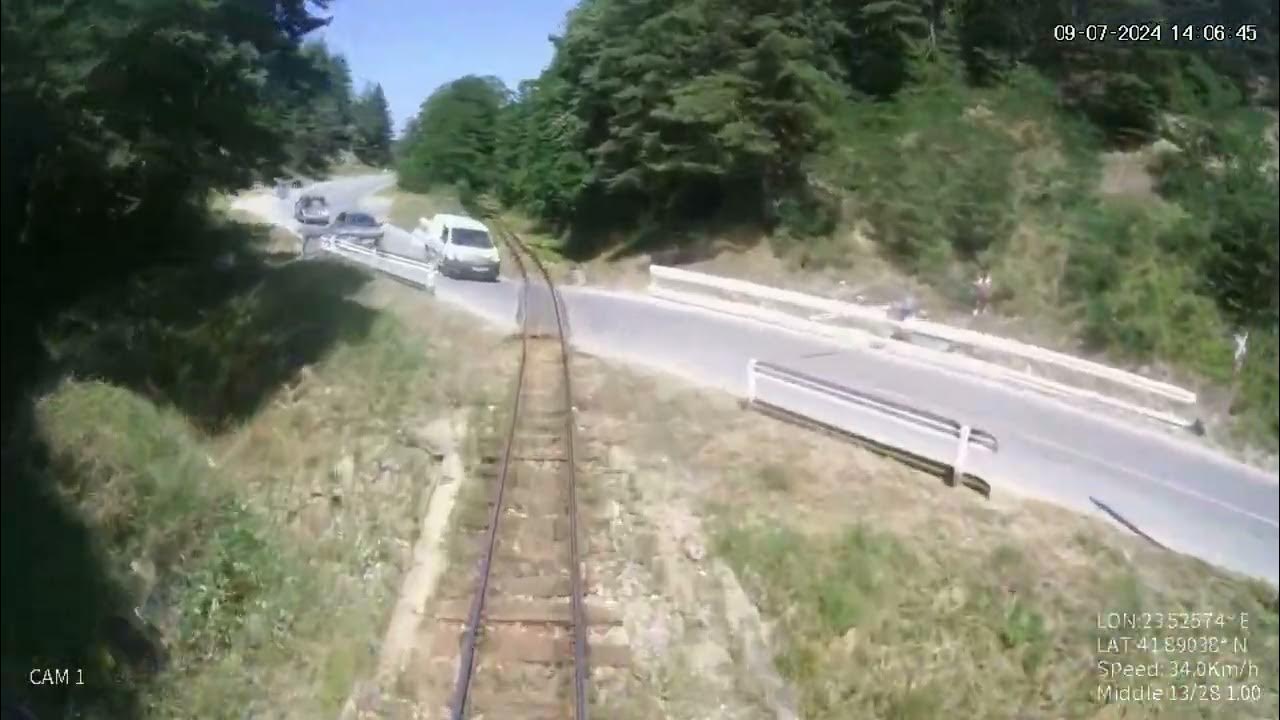 Сблъсък на локомотив 77109 с кола преминаваща на спуснати бариери ...