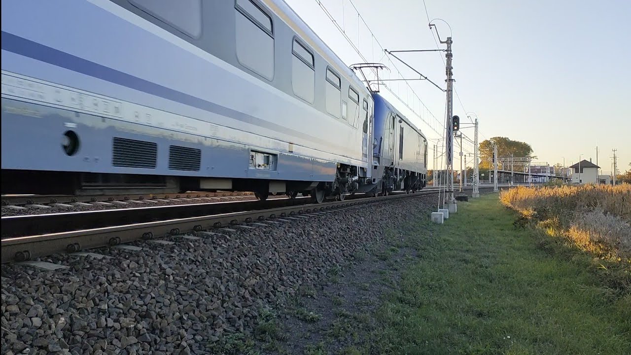 Mijanka poza kadrem :-) na stacji Koło / EIC 1801 CHROBRY - IC 7322 ...