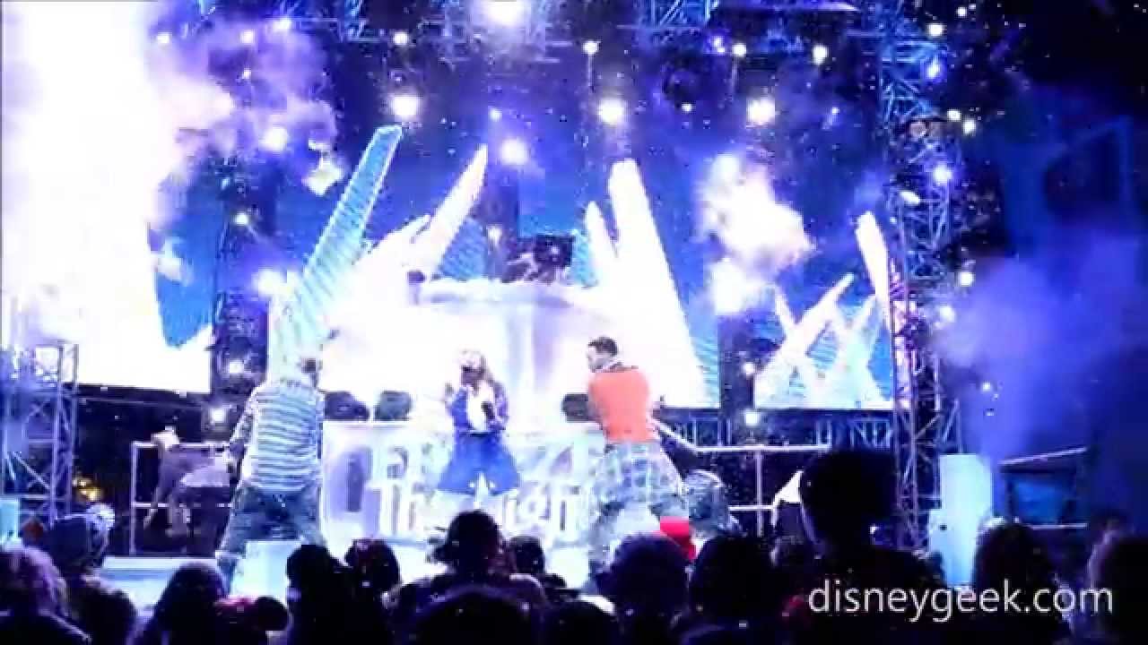 DCA: Freeze the Night - Let it Go Performance - Frozen Fun - YouTube