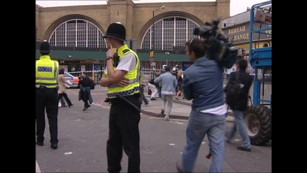 46 Bus Surrounded By Journalists and Police - YouTube