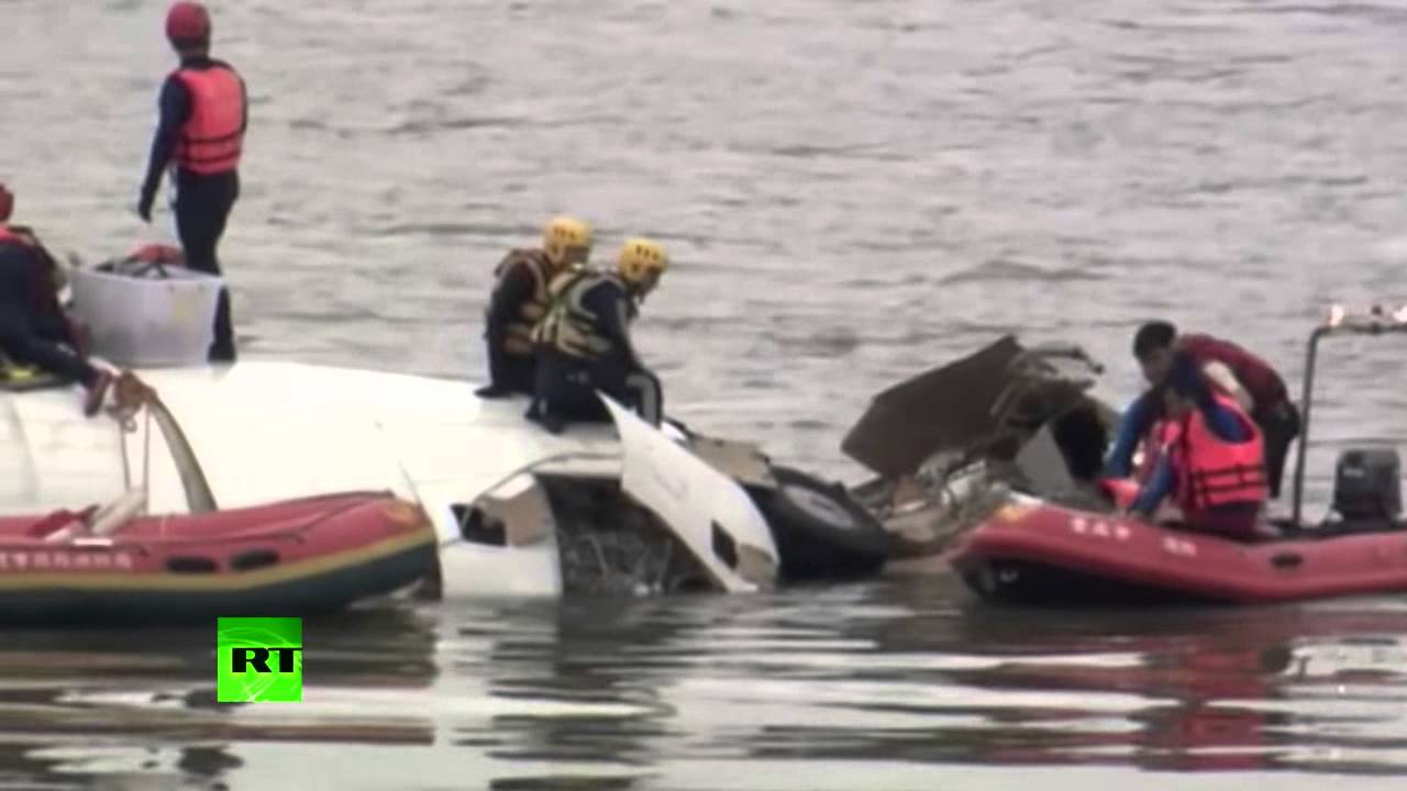 Taiwan plane crash - First video after TransAsia flight GE235 crash ...