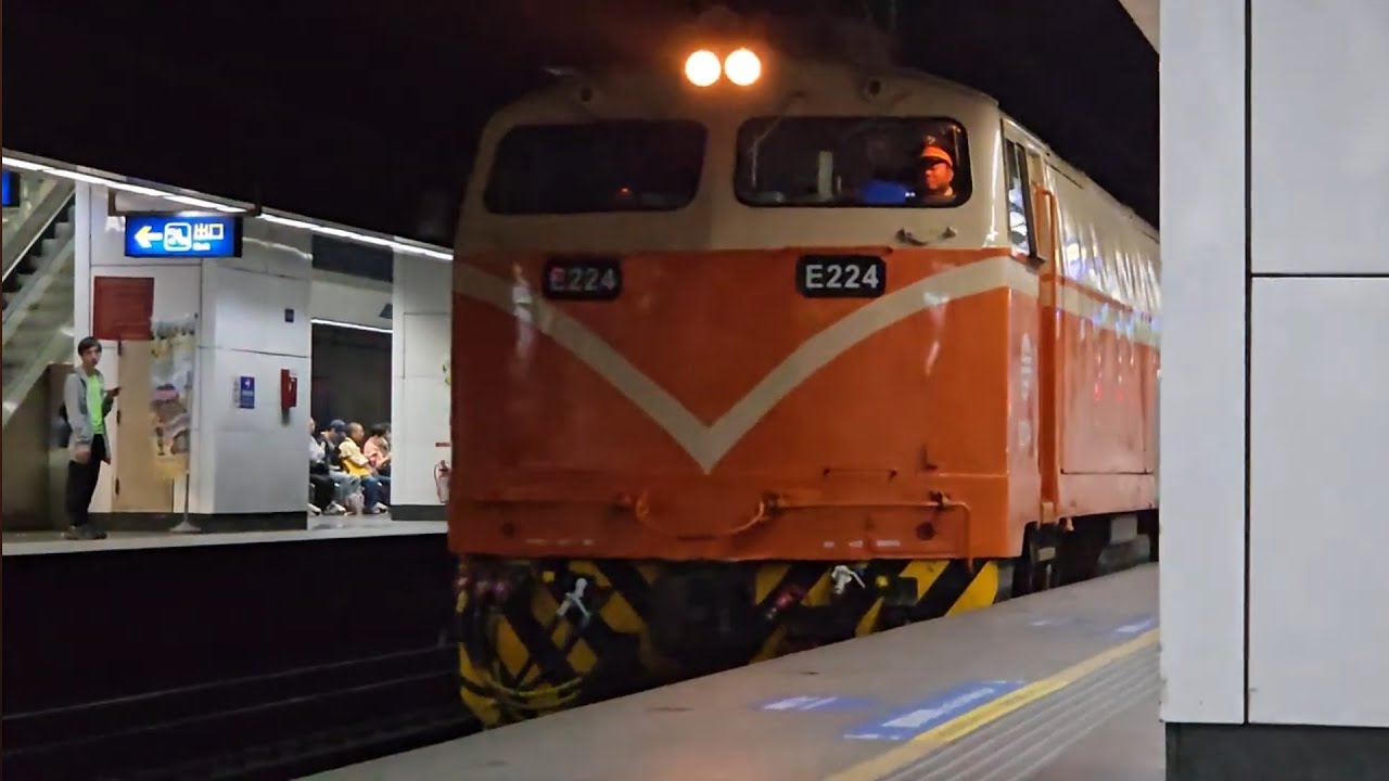 521次七堵發車經由海線開往潮州的E224單電頭+新式自動門莒光號，和1204次北湖發車經由西部幹線開往基隆的銀綠色微笑號EMU900型十輛一 ...