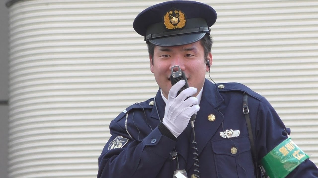 DJポリス東京マラソンで観衆を爆笑させる。Police officer called the DJ police. - YouTube