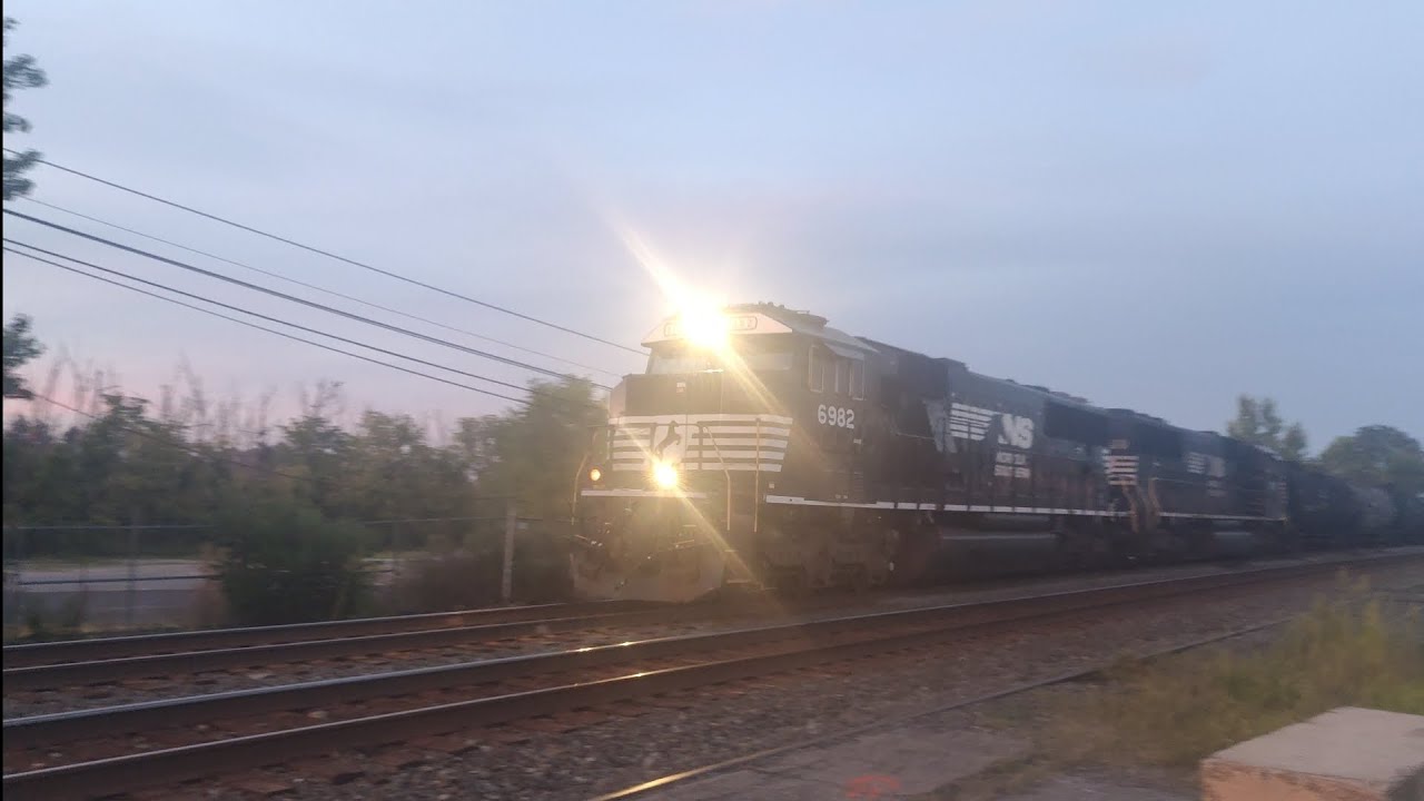 Trains In Macungie, PA w/ BNSF & SD60E's - 9/5/23 - YouTube