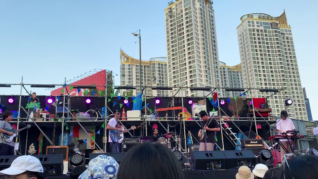 Romantic Scene - FOLK9 live at #FungjaiMegaHit - YouTube