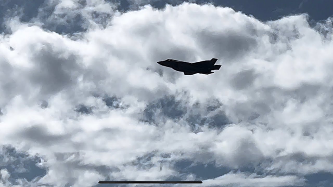 F-35 high speed short radius 360° turn - YouTube