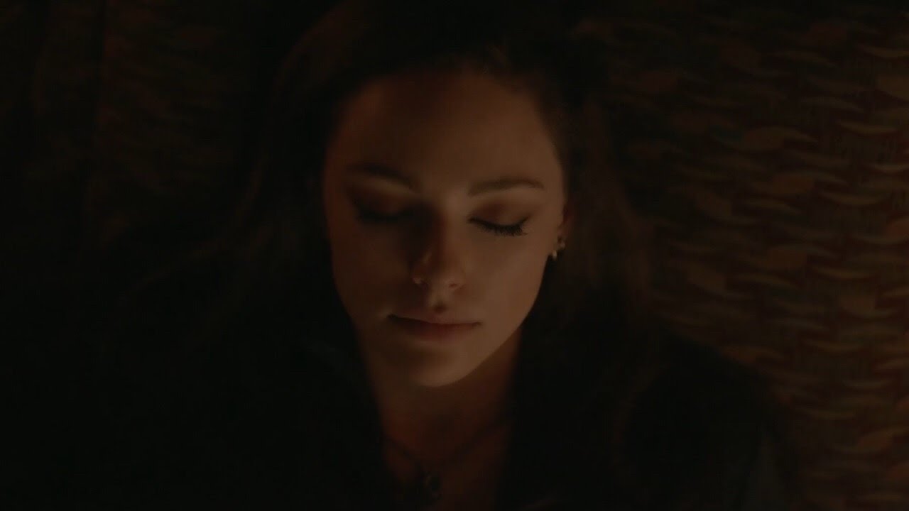 Legacies Hope Mikaelson Death Scene 4x3 - YouTube
