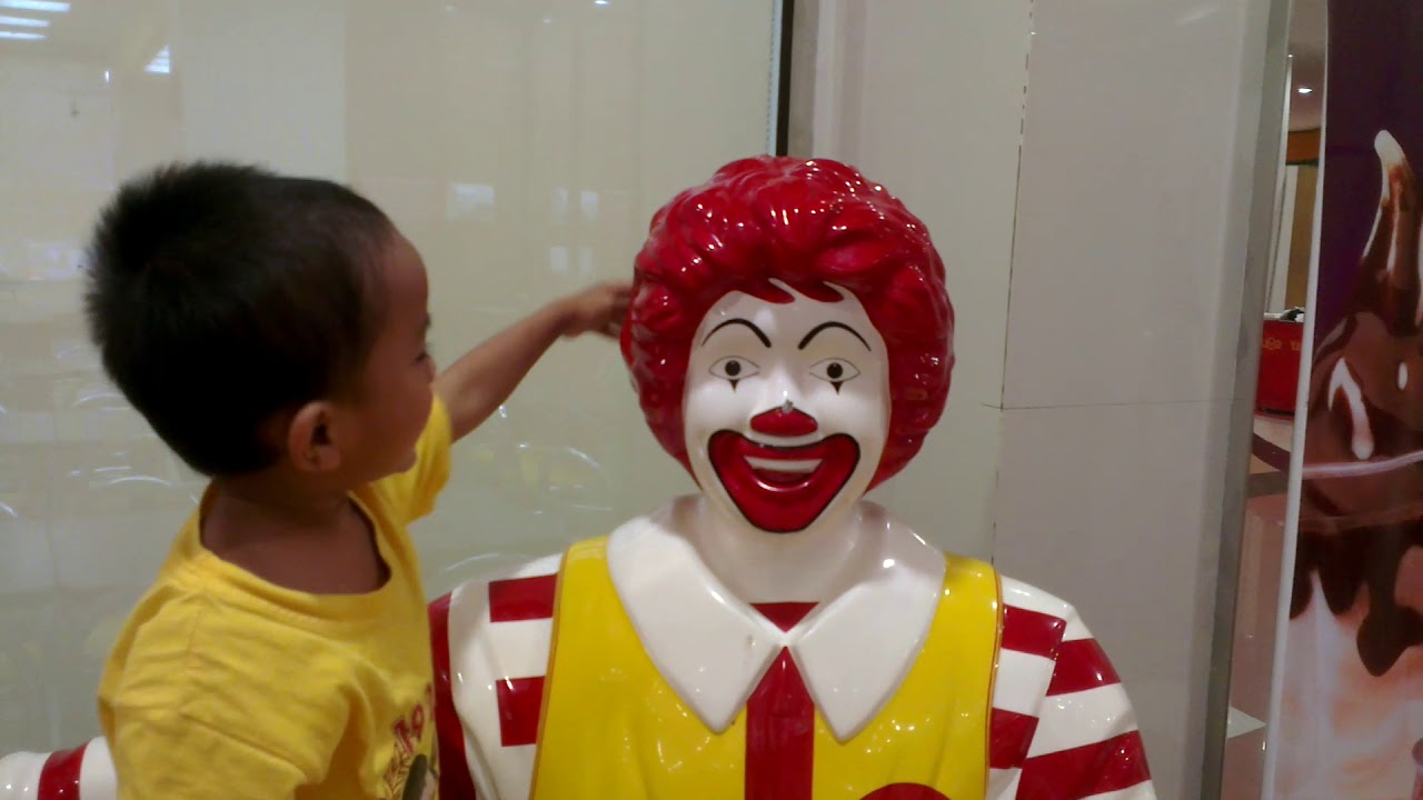 Rayyan main patung McD - YouTube