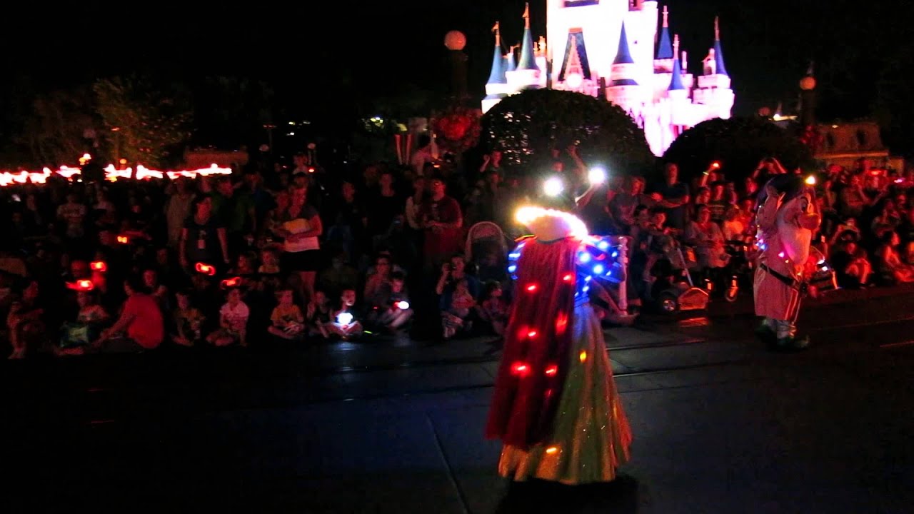 Allie spots Snow White at her first Disney World Electric Parade - YouTube