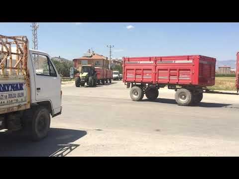 Türk traktör ille çift römork buğday yükleyip çekmek