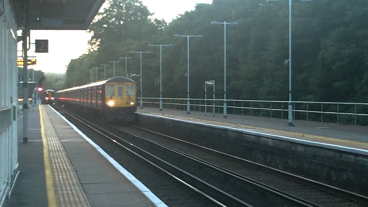 southern class 377 and FCC class 319 speed through Preston Park - YouTube