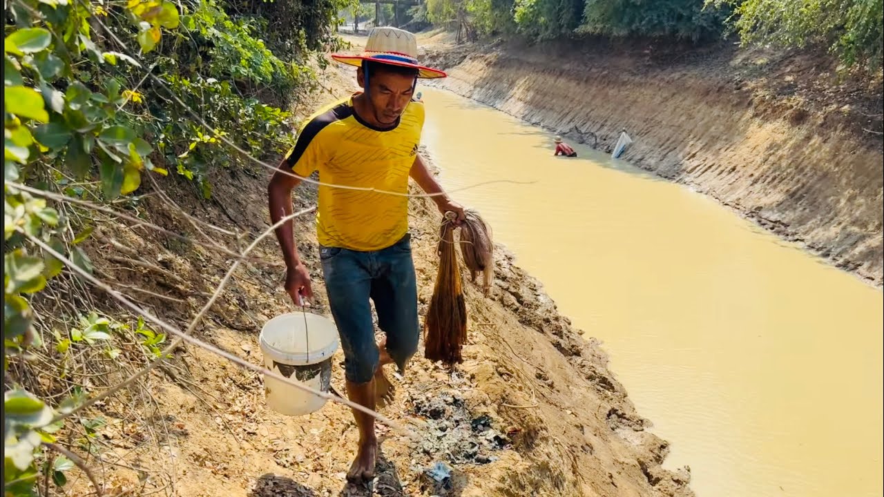 Fish from the Bayou deep fried fish with seasoning - YouTube