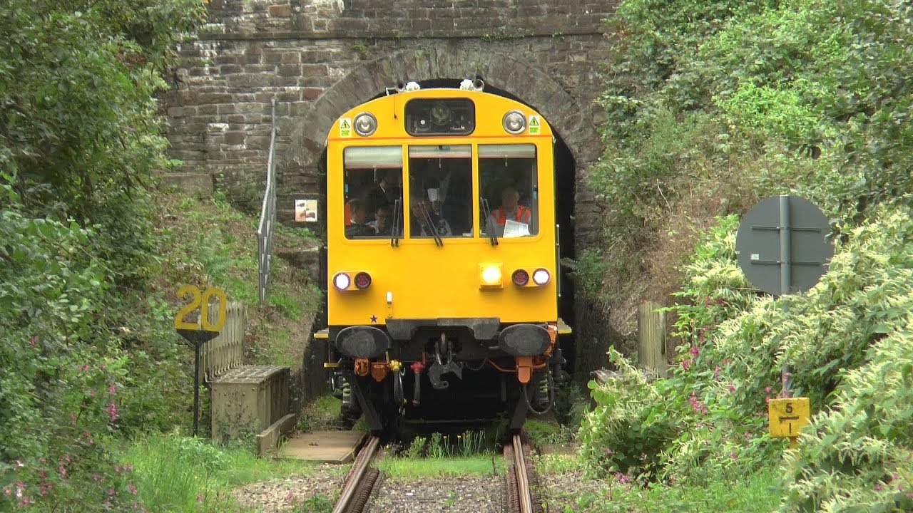 Class 37 37422 and 'Caroline' blast away through Pontarddulais 07/09 ...