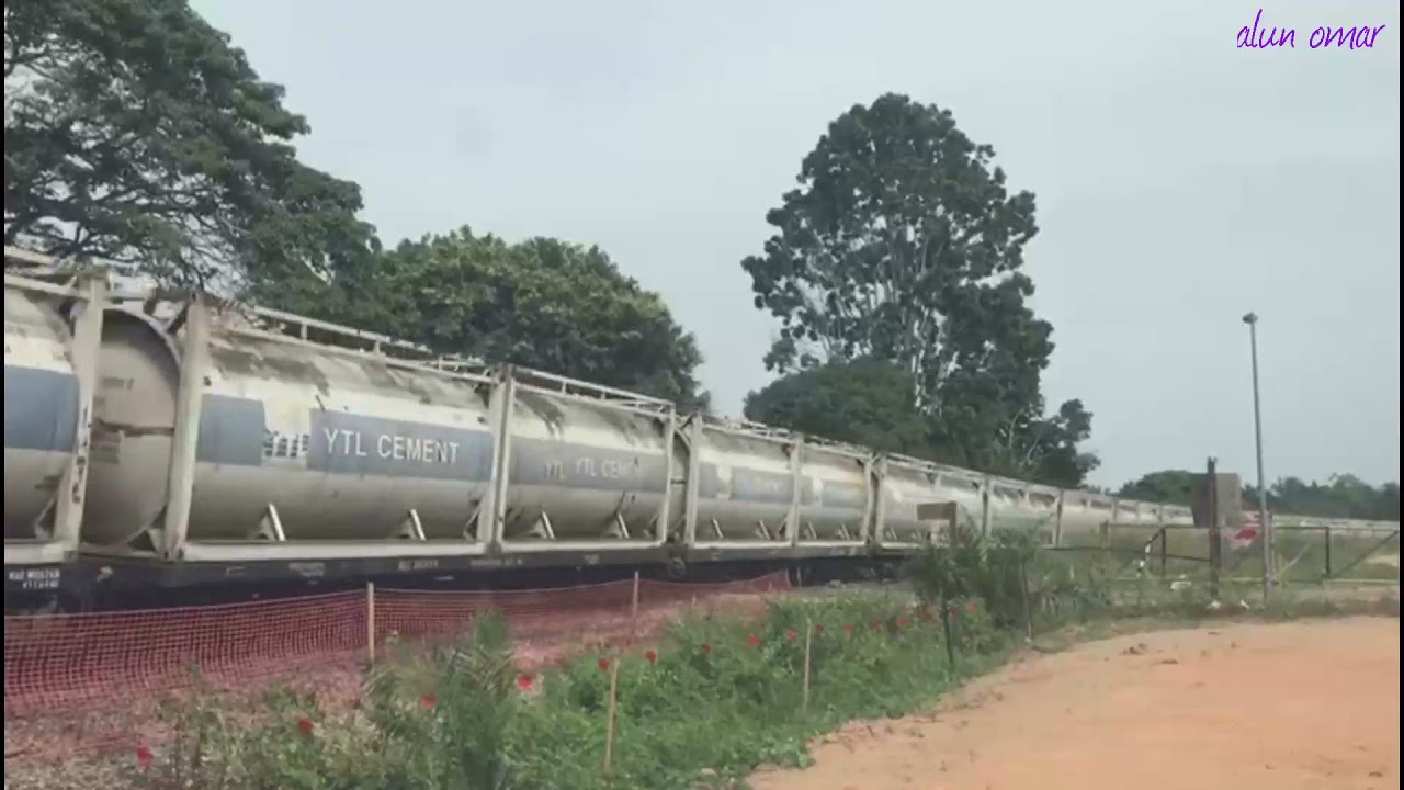 KTMB Chamek Level Crossing - KTM Class 26 Locomotive - YouTube