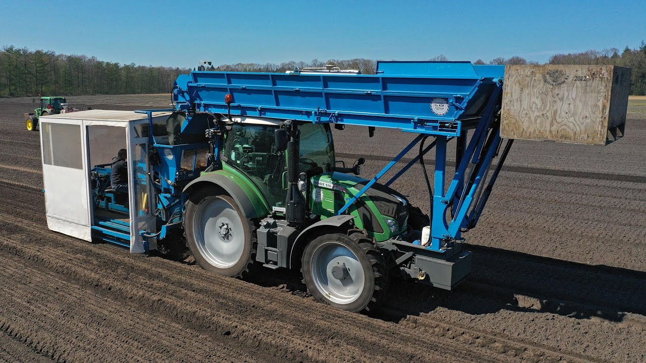 The Bulb Story | Part 1 | Planting lilies | Fendt tractors - YouTube