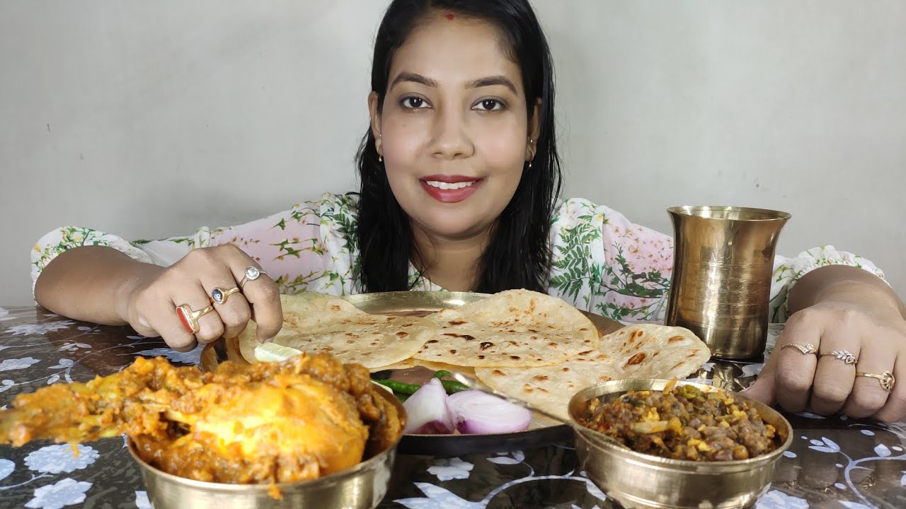 Bengali Eating Show...eating parota,egg tarka,capsicum chicken kosha ...