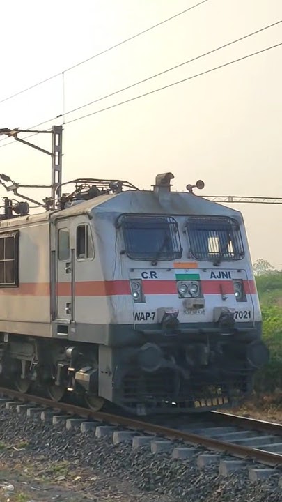 AJNI WAP-7 climbs Akola - Purna Line 22710 Amb Andaura - Nanded SF Express. - YouTube