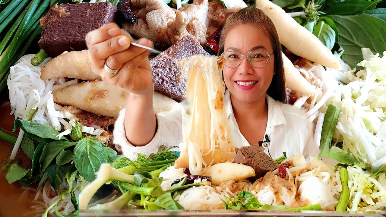 ขนมจีนน้ำยาป่าลูกชิ้นปลาตีนไก่ ข้าวปุ้นน้ำยาป่านัวร์ๆ ผักแกล้มเต็มถาด ...